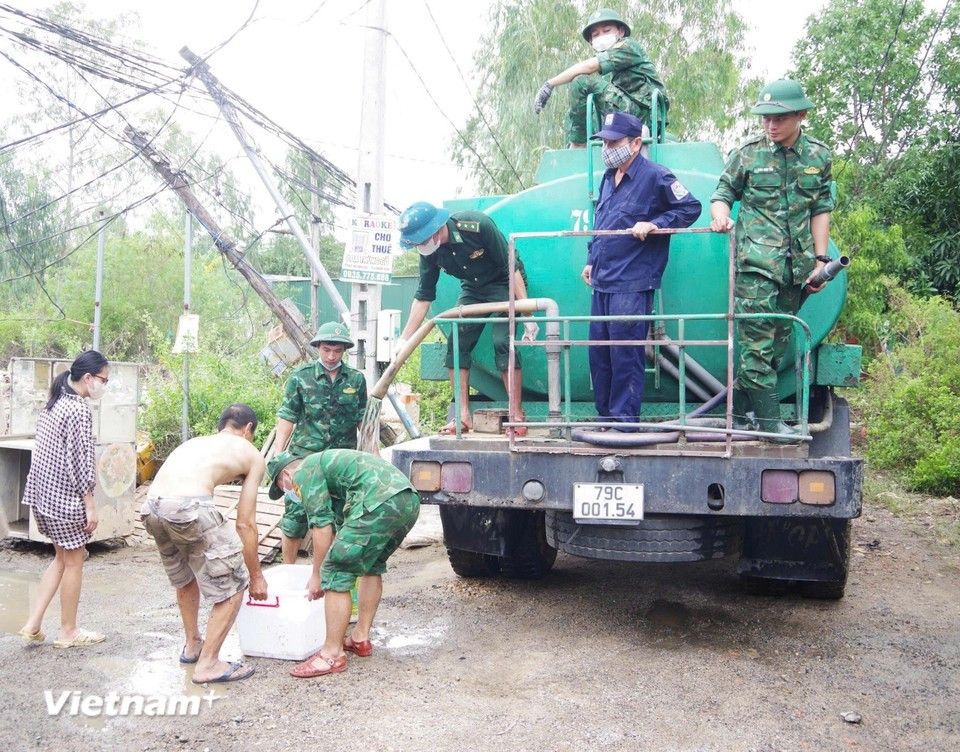 Vietnam Border Guards Assist Flood-Hit Central Provinces | Vietnam+ ...